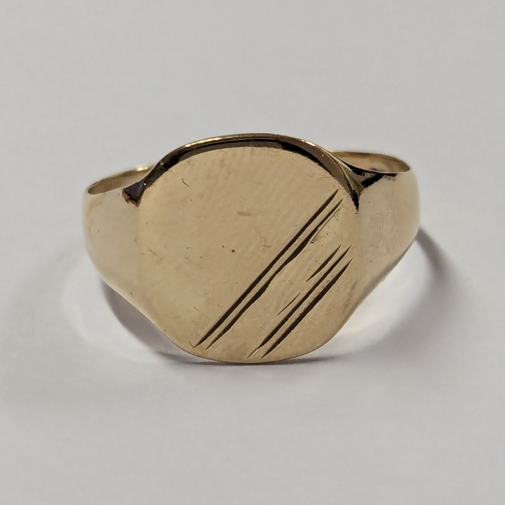 Pre-owned 9ct Gold Signet Ring, Pattern on One Corner Size R - Own4Less